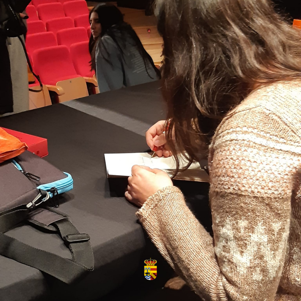 La escritora Begoña M. Rueda, ganadora del Premio Hiperión 2021 visita ...